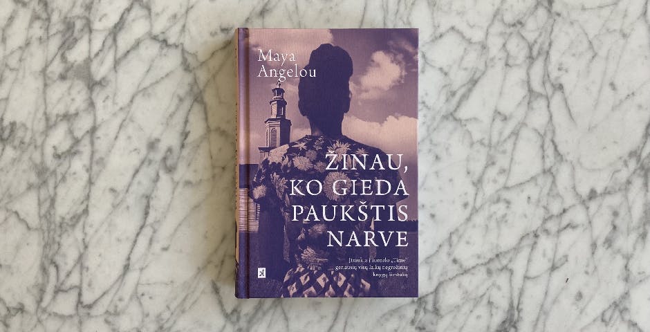 JAV kultūros ikonos M. Angelou biografijoje vaikystės trauma išgyvenama ...